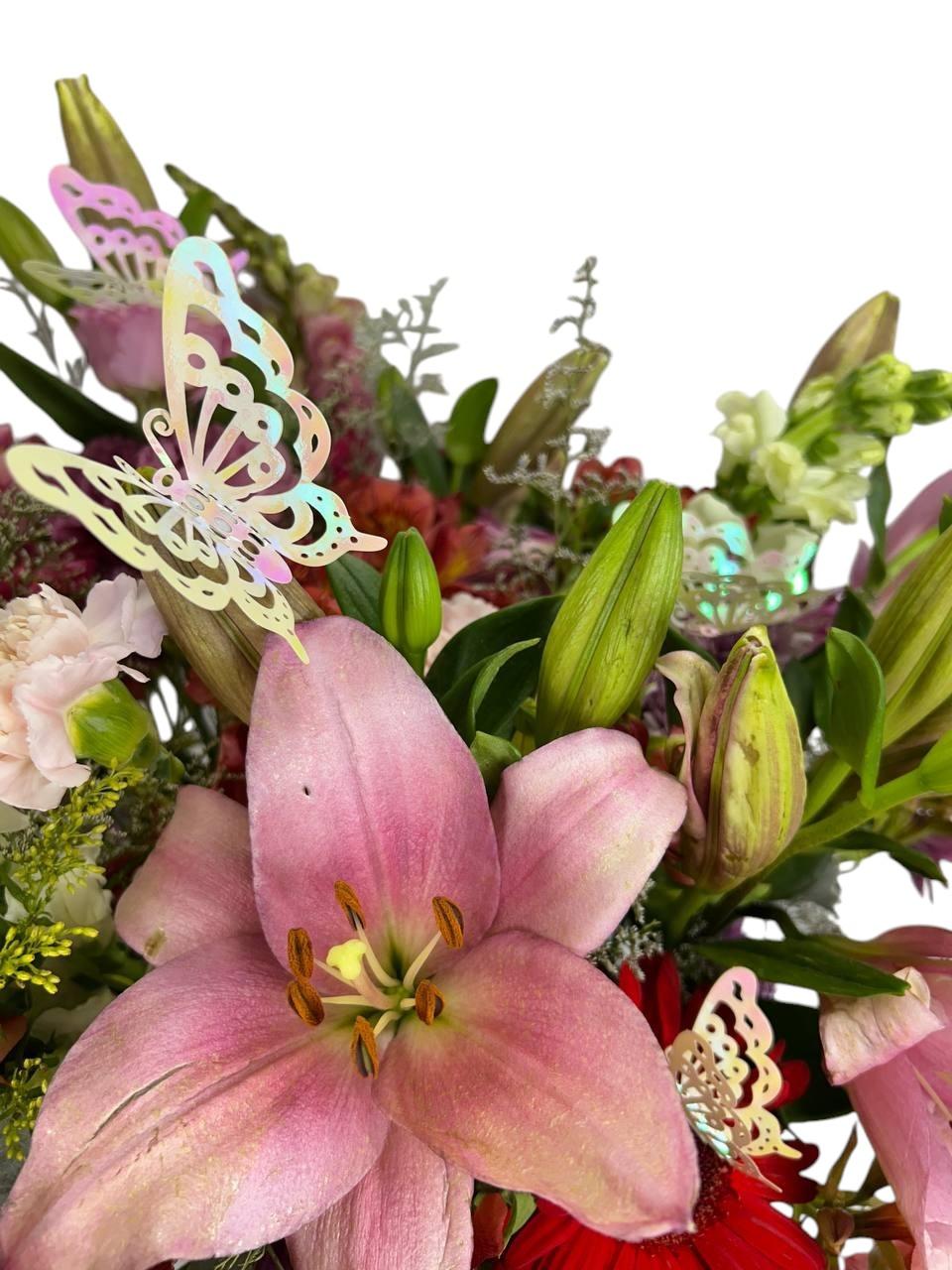 Arreglo Floral de Rosas y Gerberas con Mariposas | Rosas & Lilis Mariposa | Flowers Study